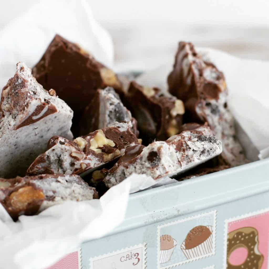 Chocolate Cookie Bark (4 ingredients) - Vintage Kitchen Notes