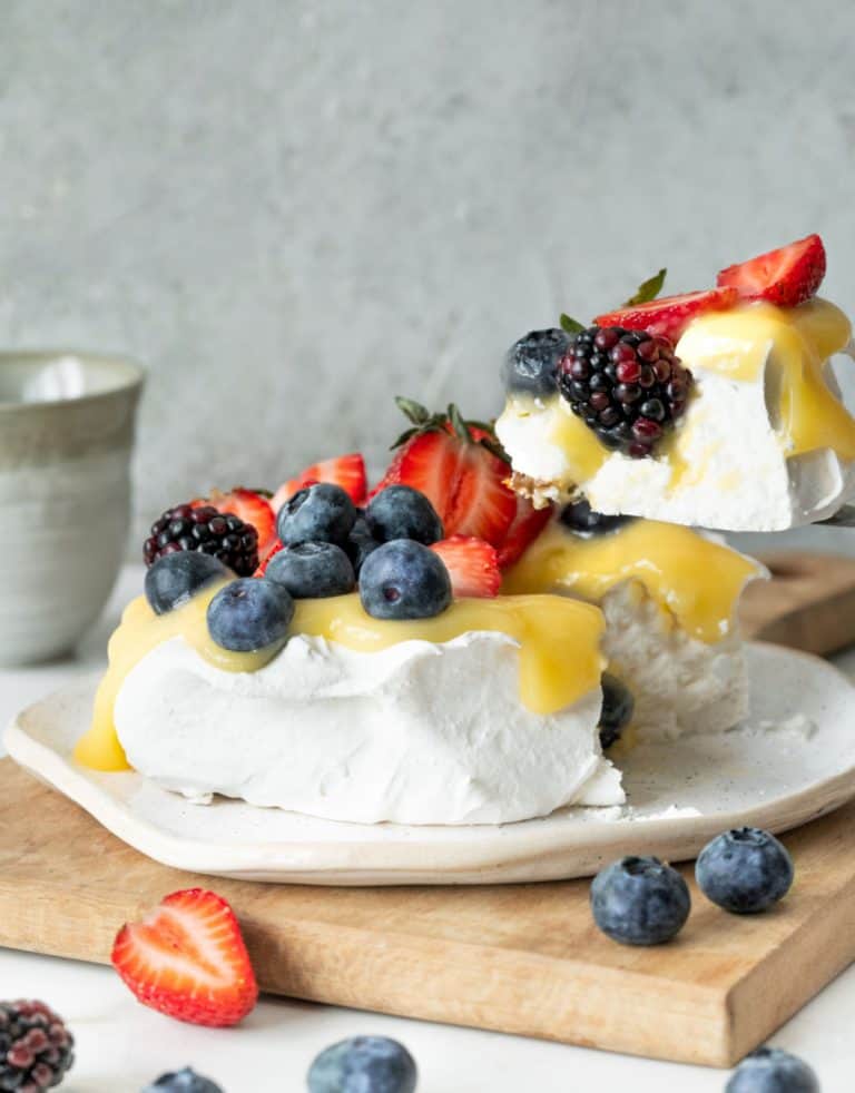 Classic Pavlova (meringue dessert cake) - Vintage Kitchen Notes