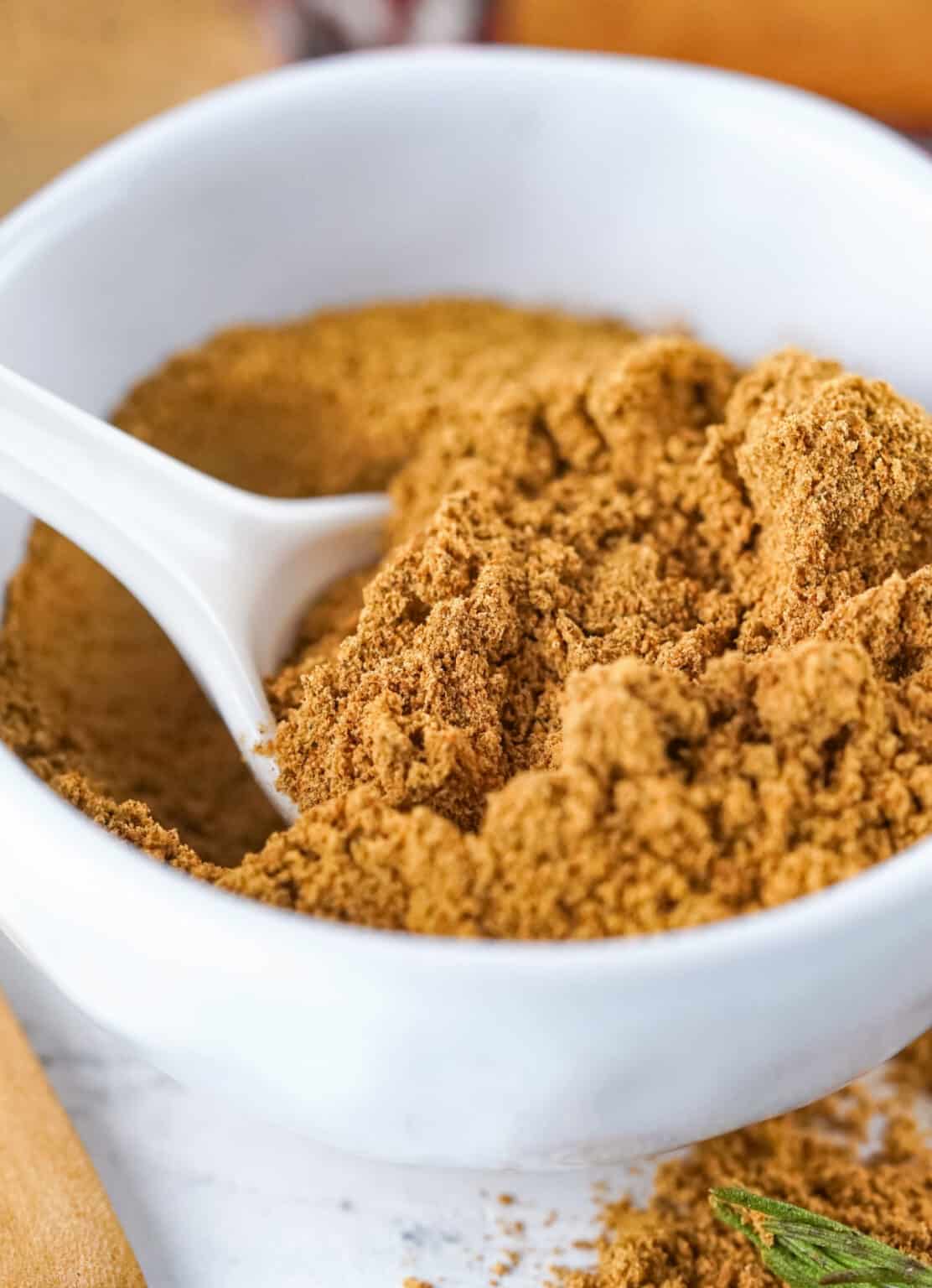Gingerbread Spice Mix (easy, 5 ingredients) - Vintage Kitchen Notes
