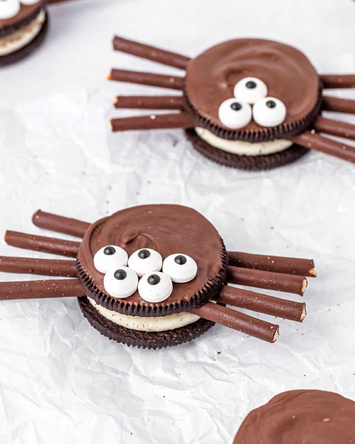Oreo Spiders (fun Halloween treat) - Vintage Kitchen Notes